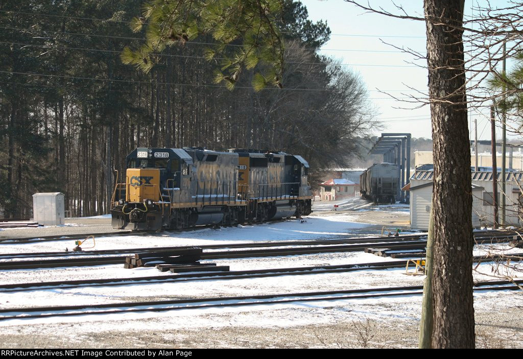 After a rare Fairburn, GA snow, CSX 2318, 6918 take a rest